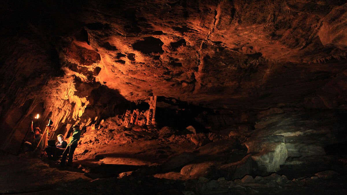Un equipo de arqueólogos y paleoantropólogos ha datado con precisión ...